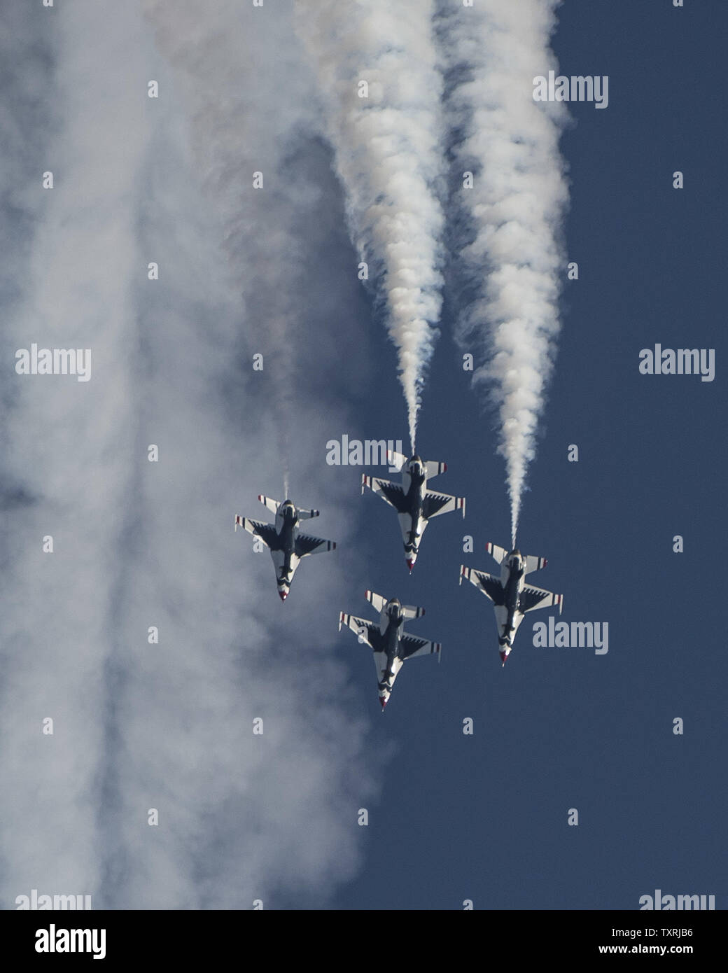The USAF "Thunderbirds" perform aerial maneuvers at the Wings over ...
