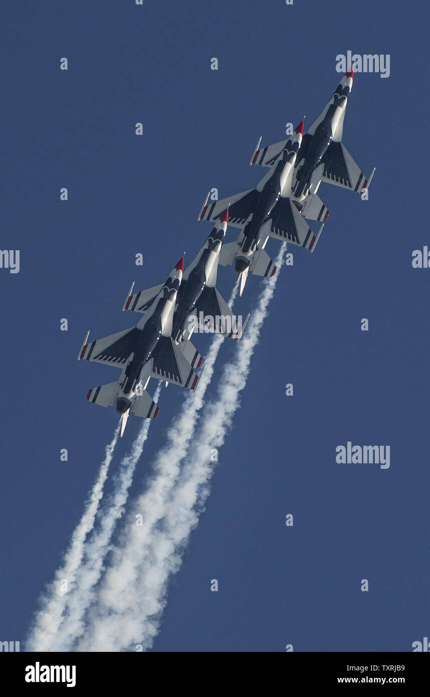 The USAF "Thunderbirds" perform aerial maneuvers at the Wings over ...