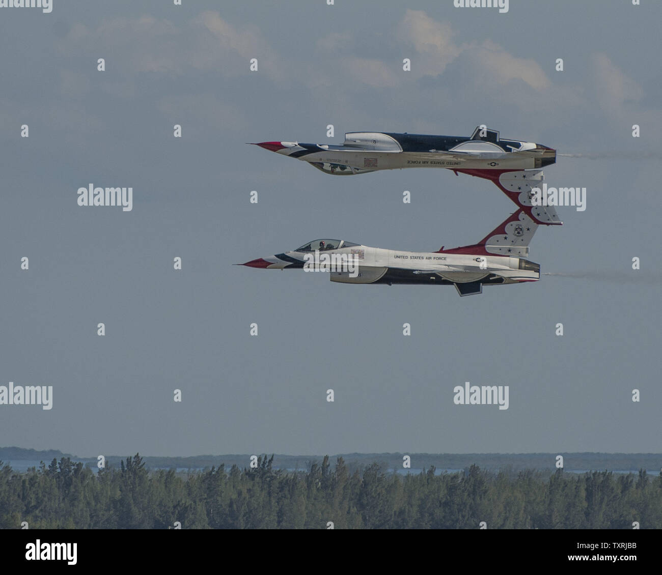 The USAF "Thunderbirds" perform aerial maneuvers at the Wings over ...