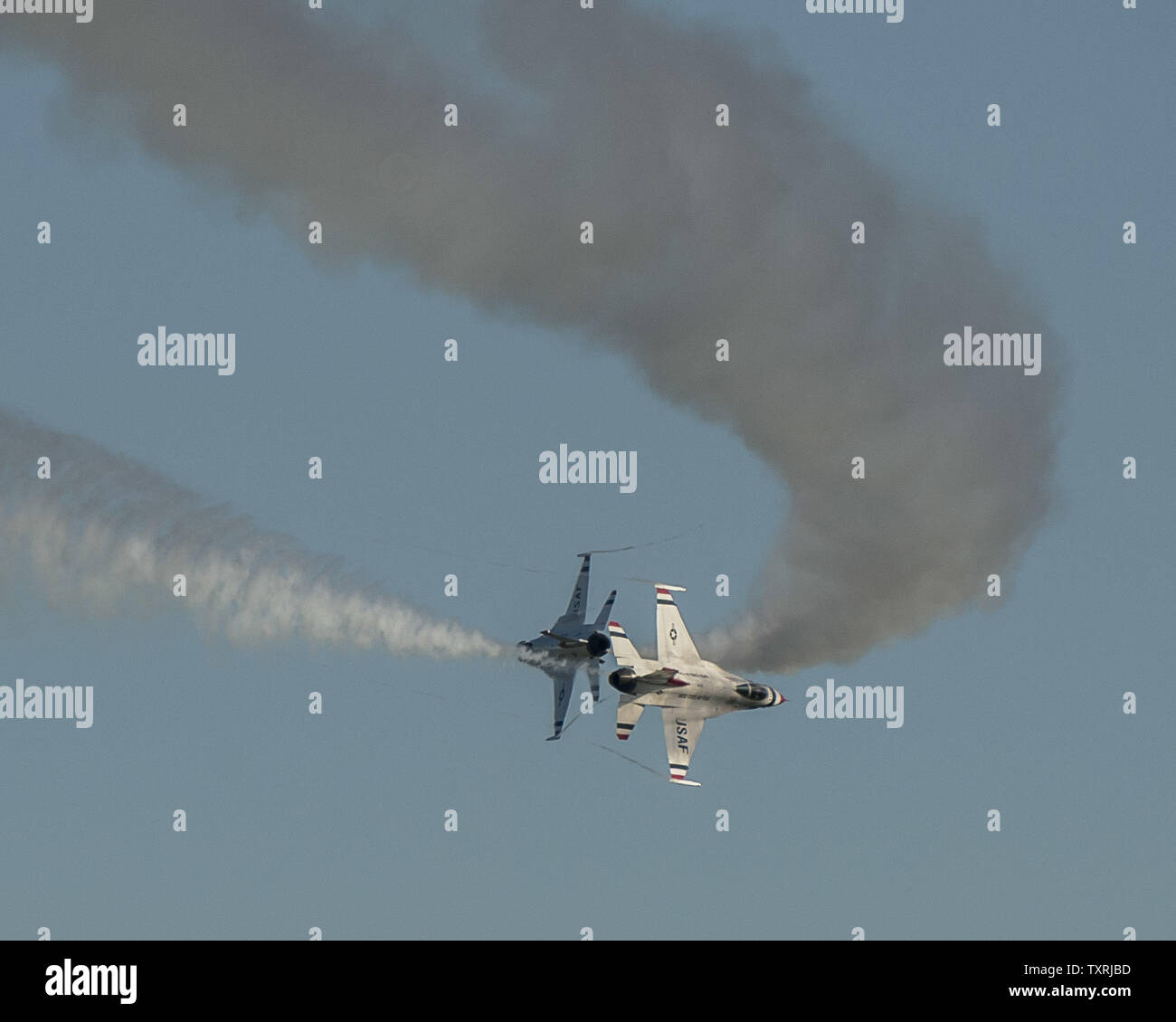 The USAF "Thunderbirds" perform aerial maneuvers at the Wings over ...
