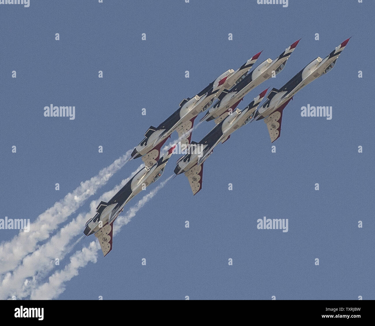 The USAF "Thunderbirds" perform aerial maneuvers at the Wings over ...