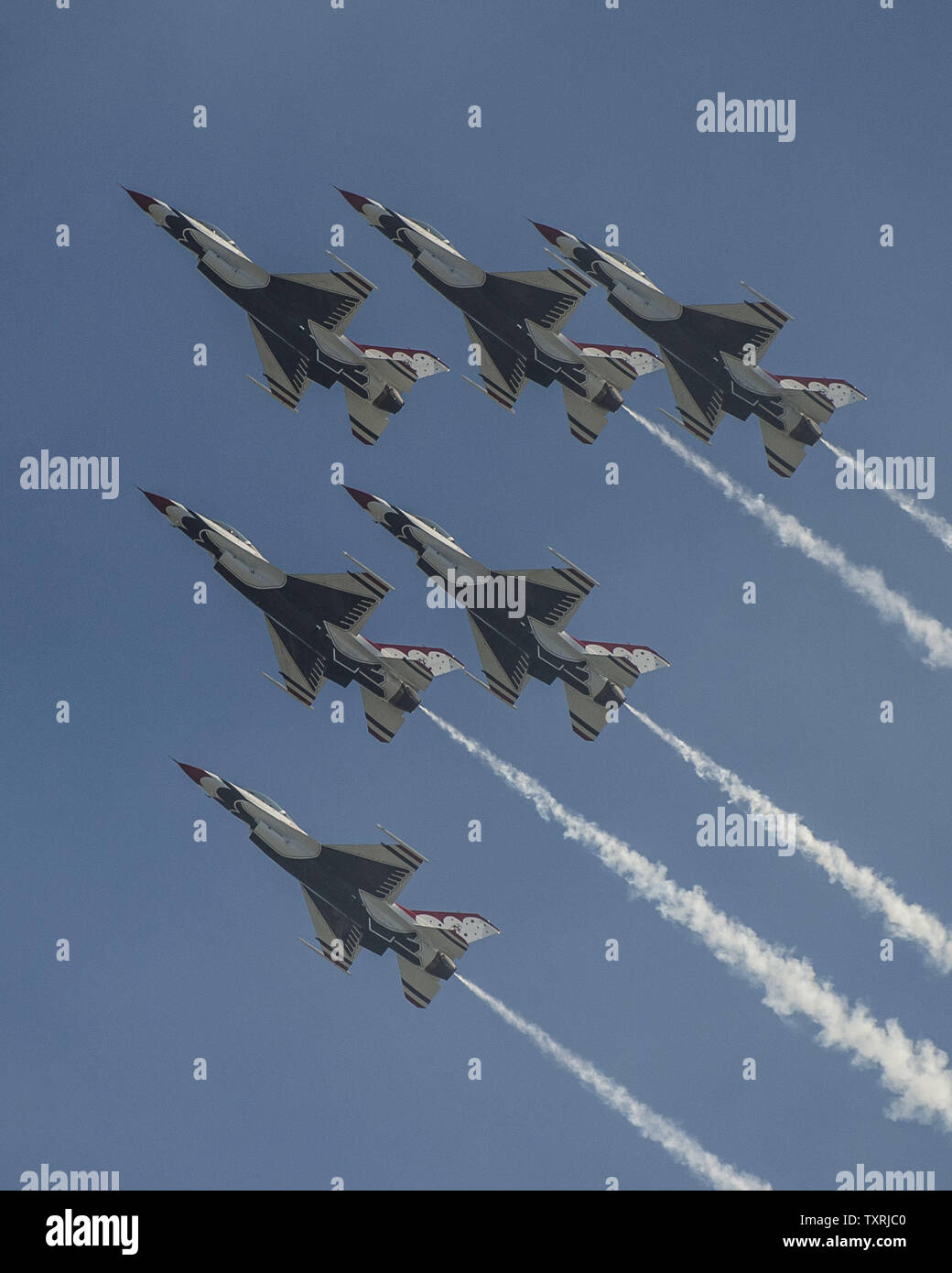 The USAF "Thunderbirds" perform aerial maneuvers at the Wings over ...