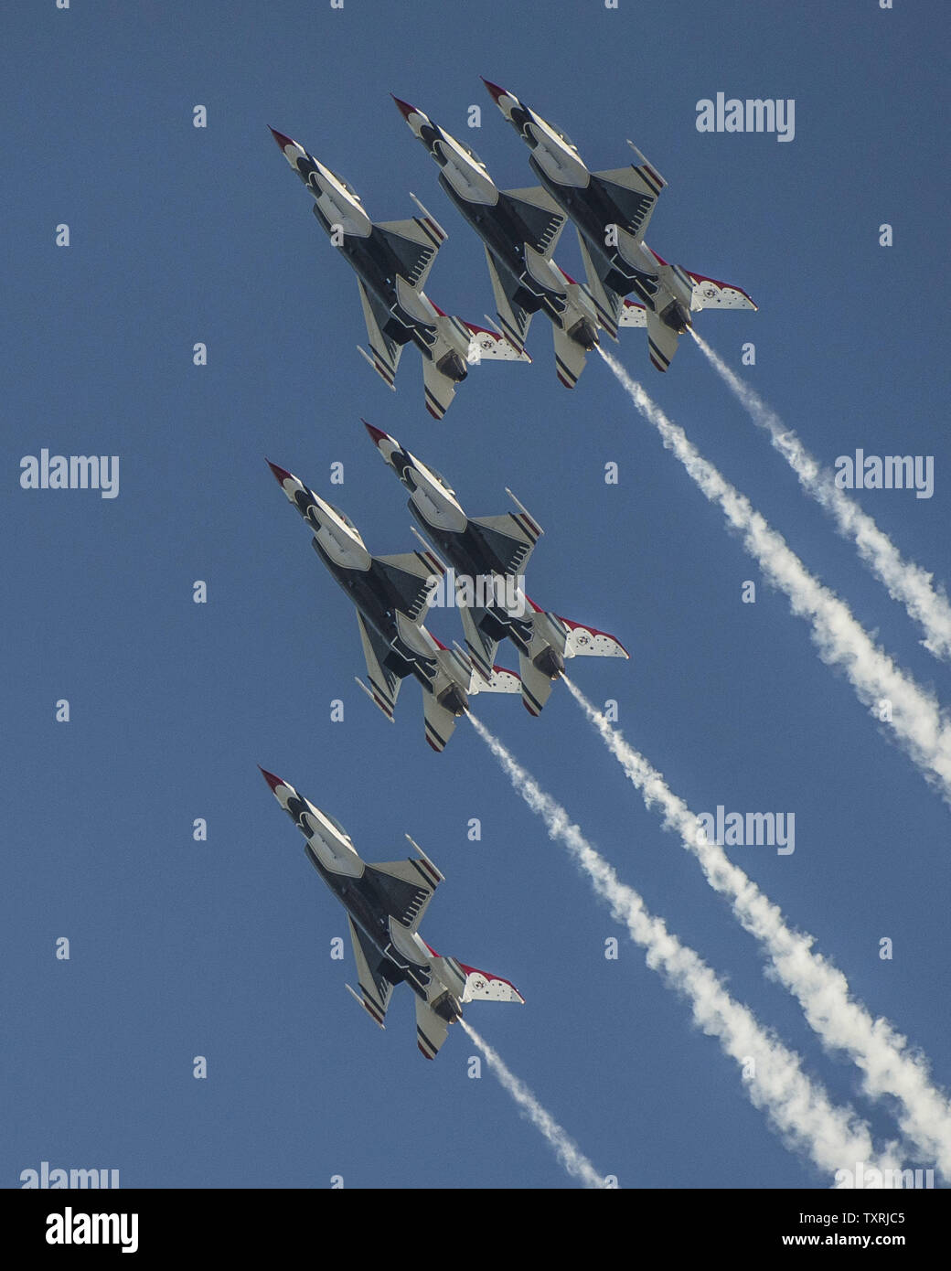 The USAF "Thunderbirds" perform aerial maneuvers at the Wings over ...
