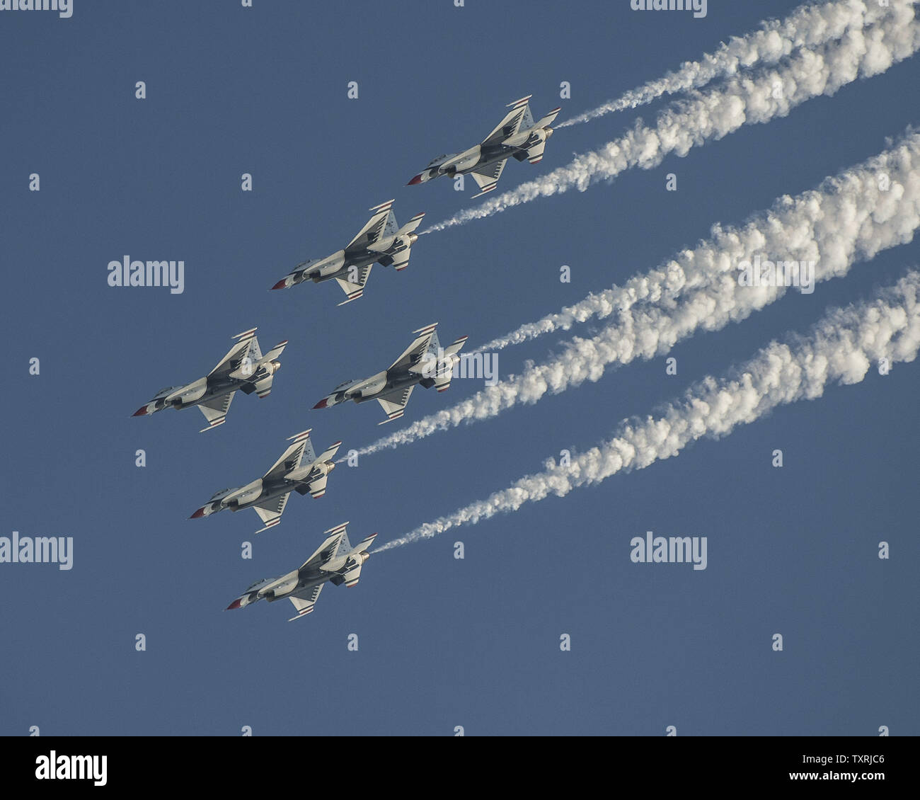 The USAF "Thunderbirds" perform aerial maneuvers at the Wings over ...