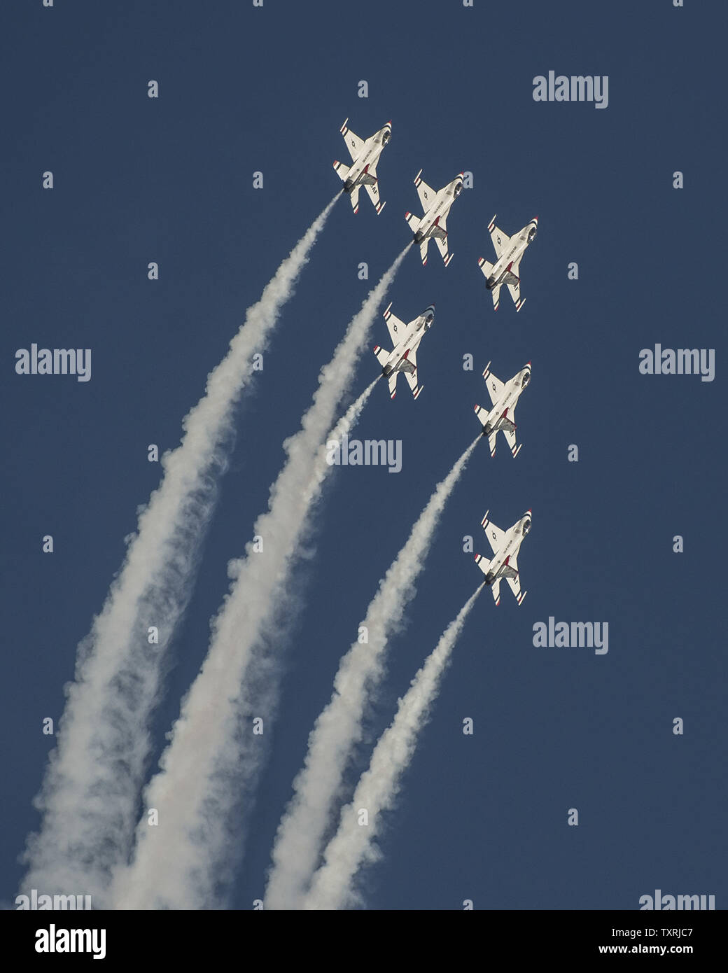 The USAF "Thunderbirds" perform aerial maneuvers at the Wings over ...