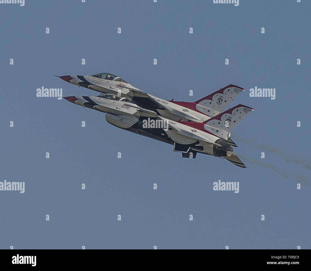 The USAF "Thunderbirds" perform aerial maneuvers at the Wings over ...