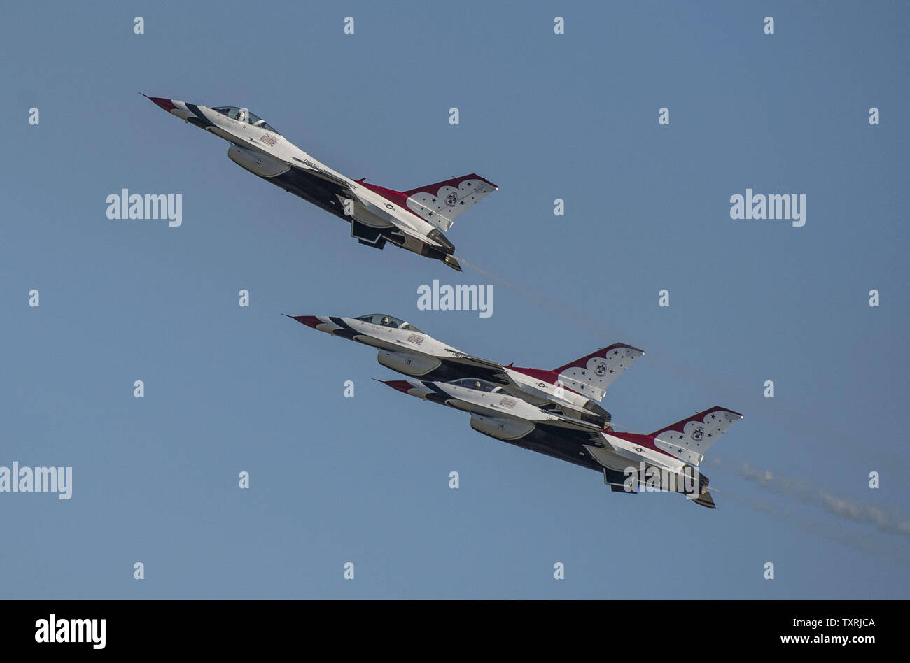 The USAF "Thunderbirds" perform aerial maneuvers at the Wings over ...