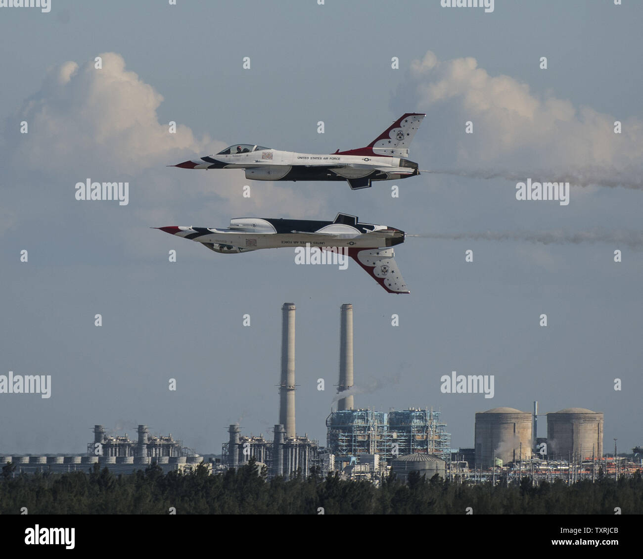The USAF "Thunderbirds" perform aerial maneuvers at the Wings over ...