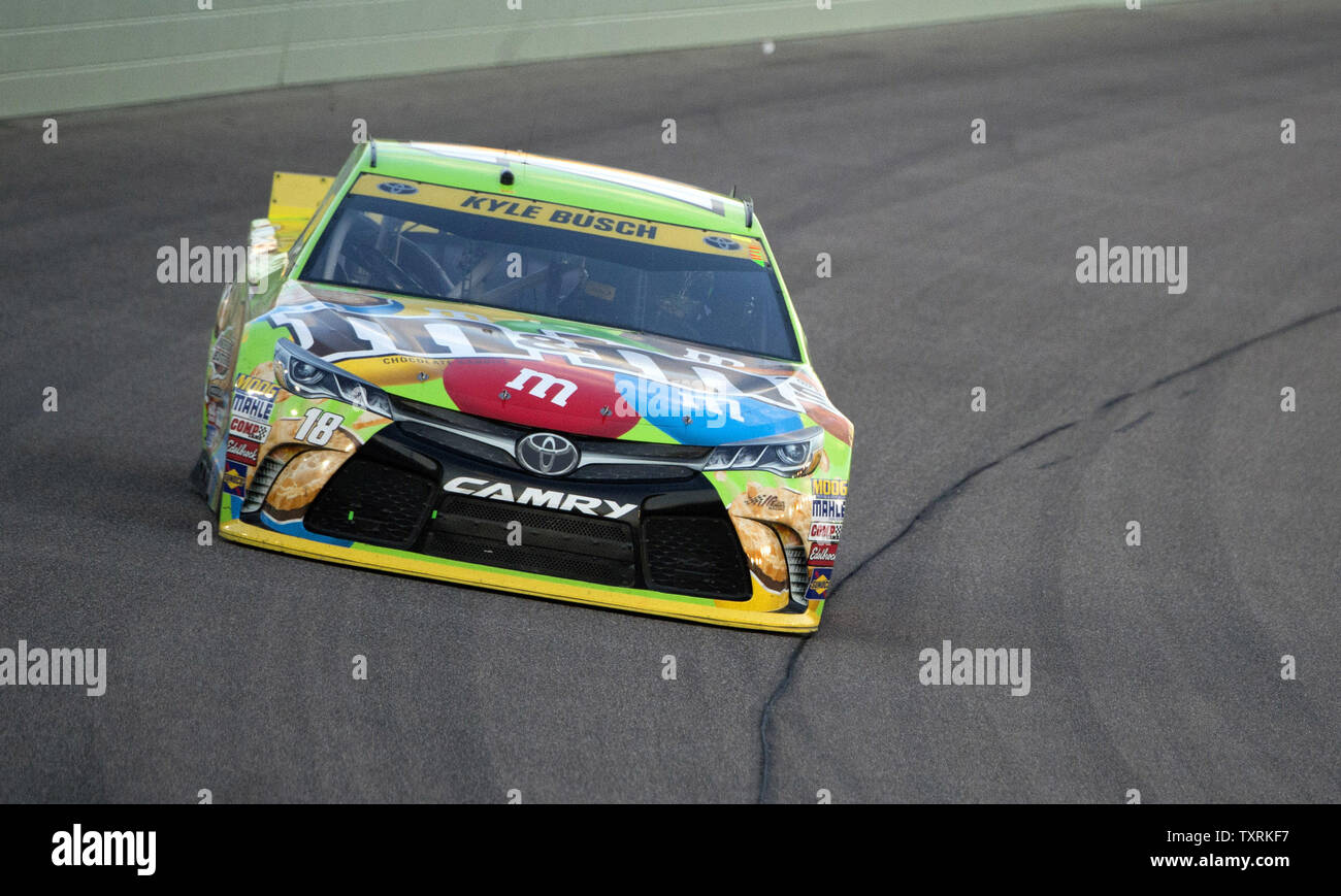Kyle Busch leads as he enters turn one during the 2015 NASCAR SPRINT ...