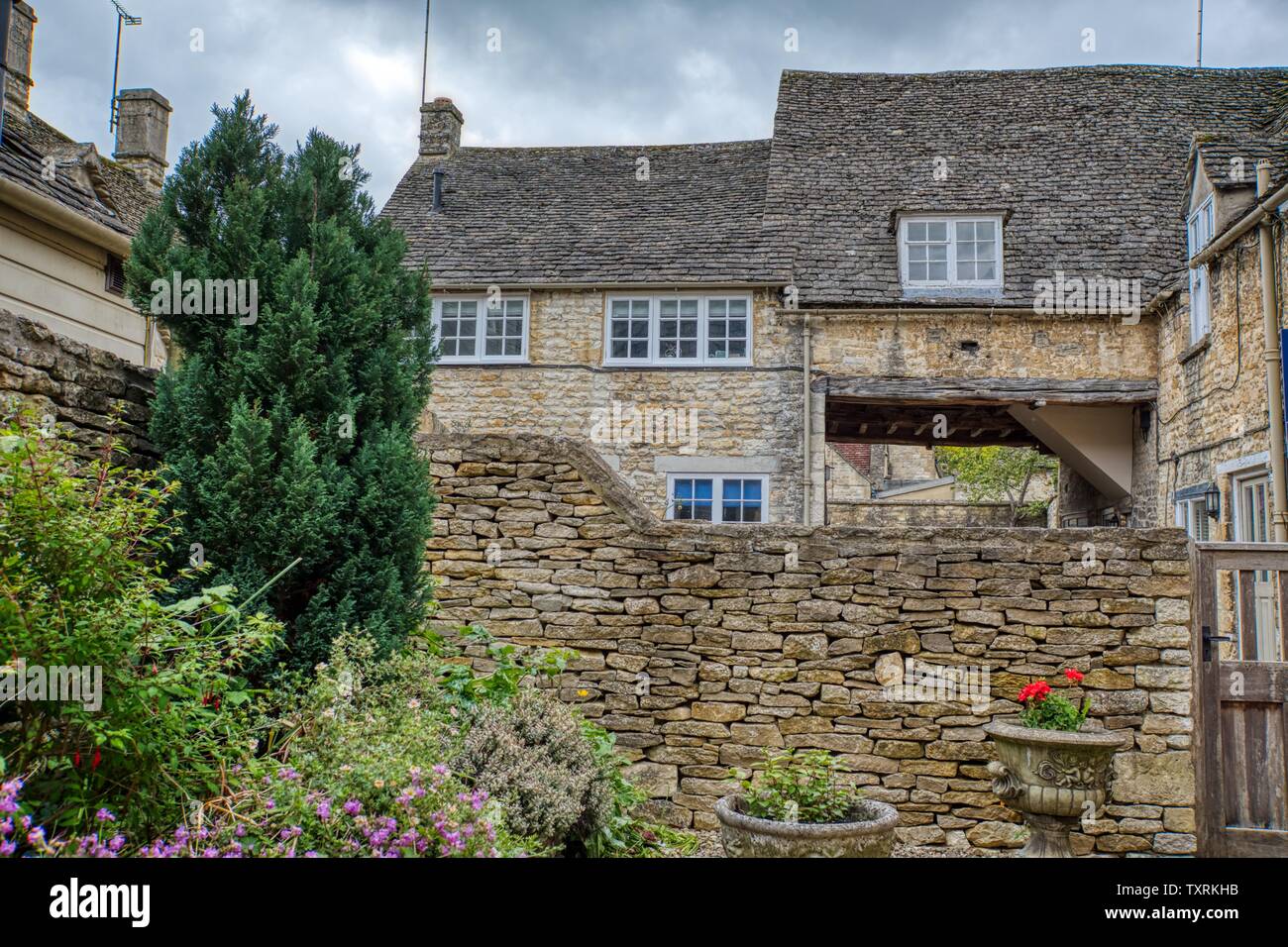 Cotswold Stone High Resolution Stock Photography and Images - Alamy