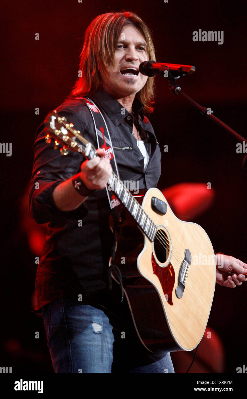 Billy Ray Cyrus, father of Miley Cyrus, performs before a sold-out ...