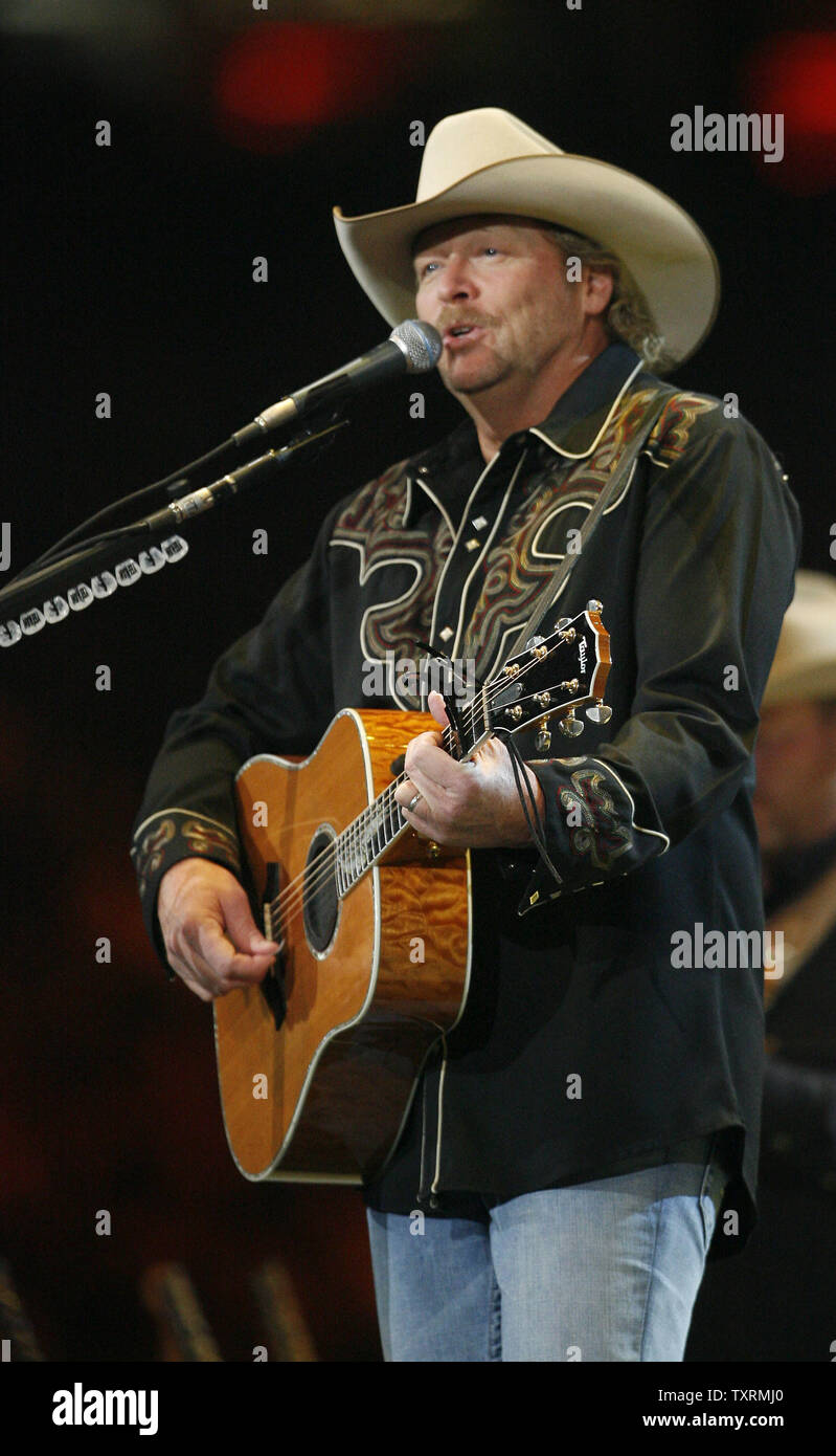 Alan Jackson performs before a sold-out crowd during the 2009 Houston ...