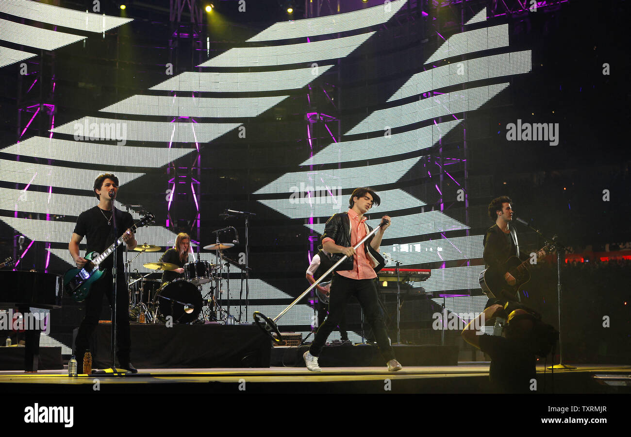 Nick Jonas (L), Joe Jonas (C) and Kevin Jonas perform before a sold-out ...