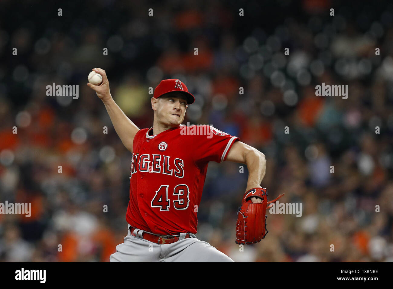 Los Angeles Angels starting pitcher Garrett Richards (43) pitches ...