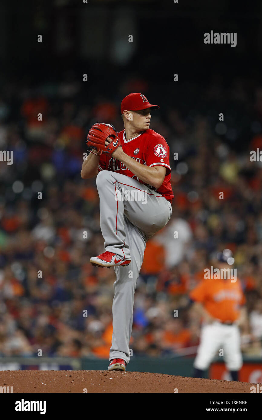 Los Angeles Angels starting pitcher Garrett Richards (43) pitches ...