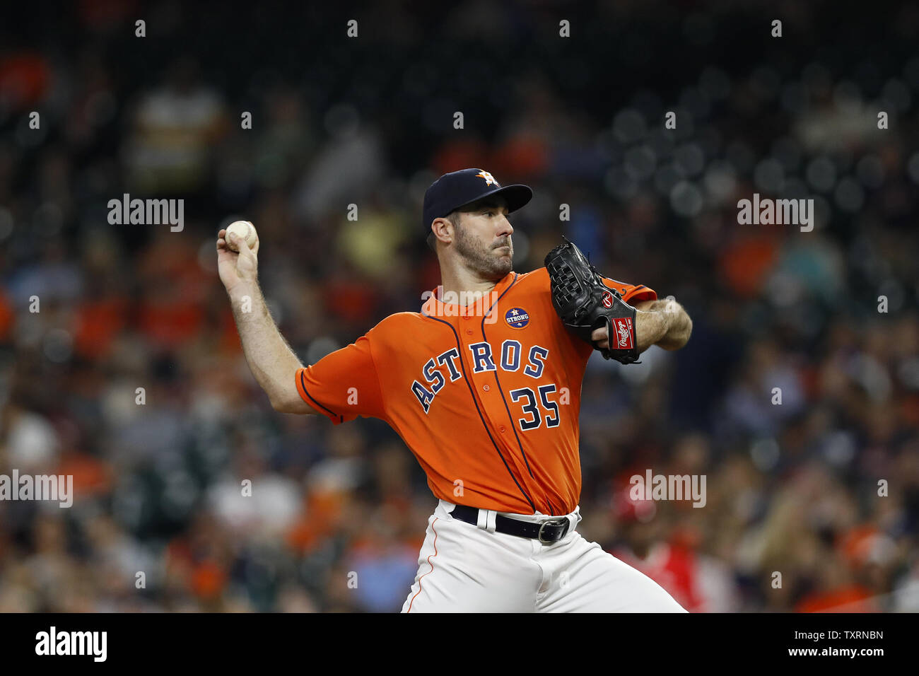 Houston Astros starting pitcher Justin Verlander (35) pitches against ...