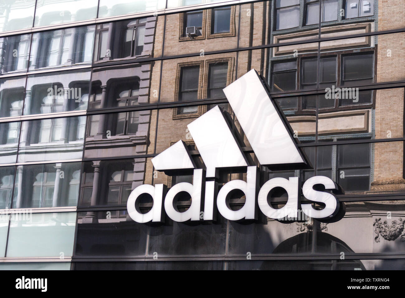Adidas logo hi-res stock photography and images - Alamy