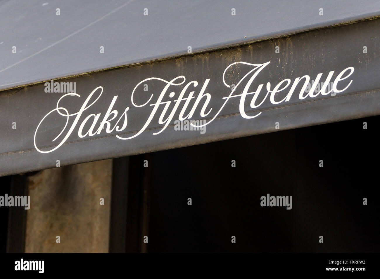 Saks fifth avenue logo hi-res stock photography and images - Alamy
