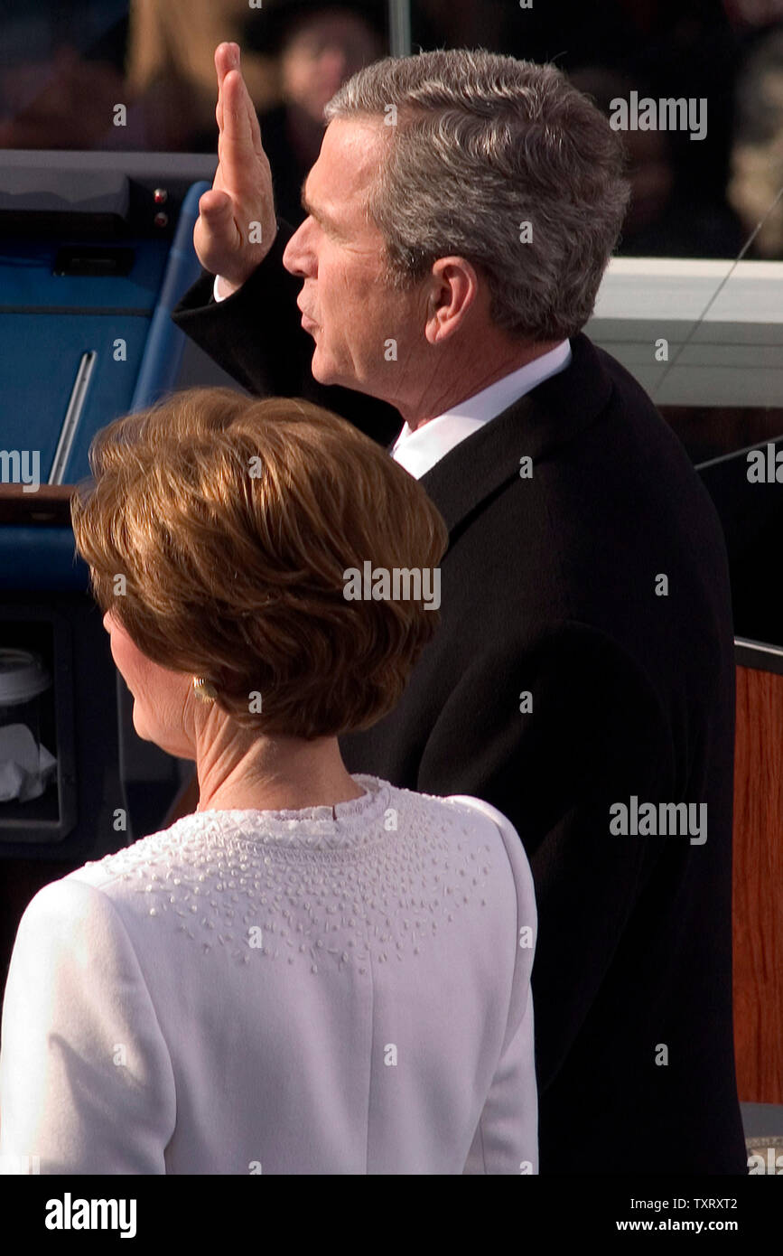 George bush 2005 office hi-res stock photography and images - Alamy