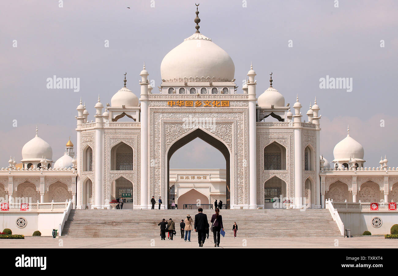 Han Chinese visit a mosque built for for one of China's ethnic ...