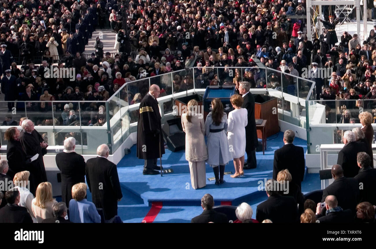 George bush 2005 office hi-res stock photography and images - Alamy