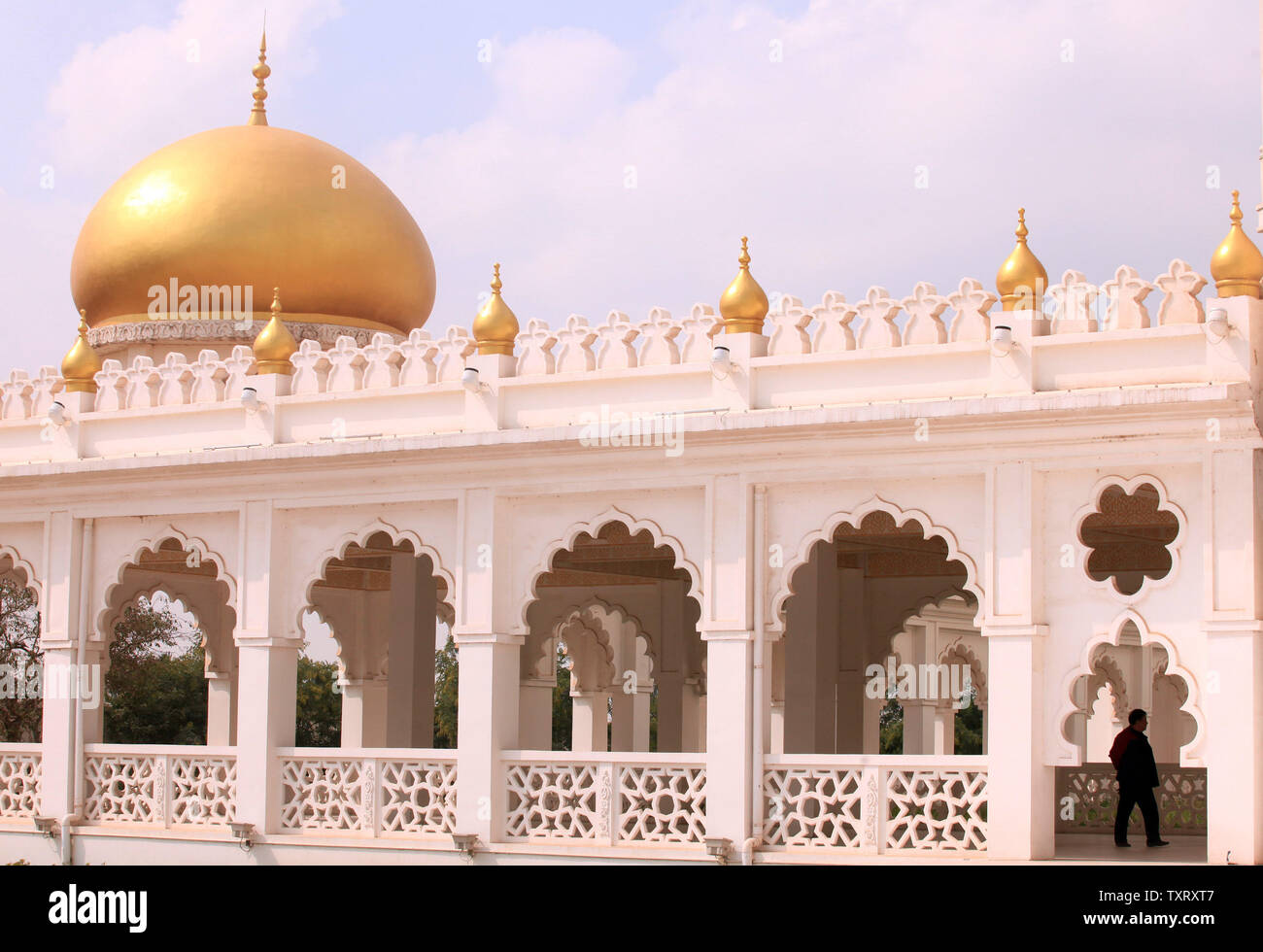 Han Chinese visit a mosque built for for one of China's ethnic ...