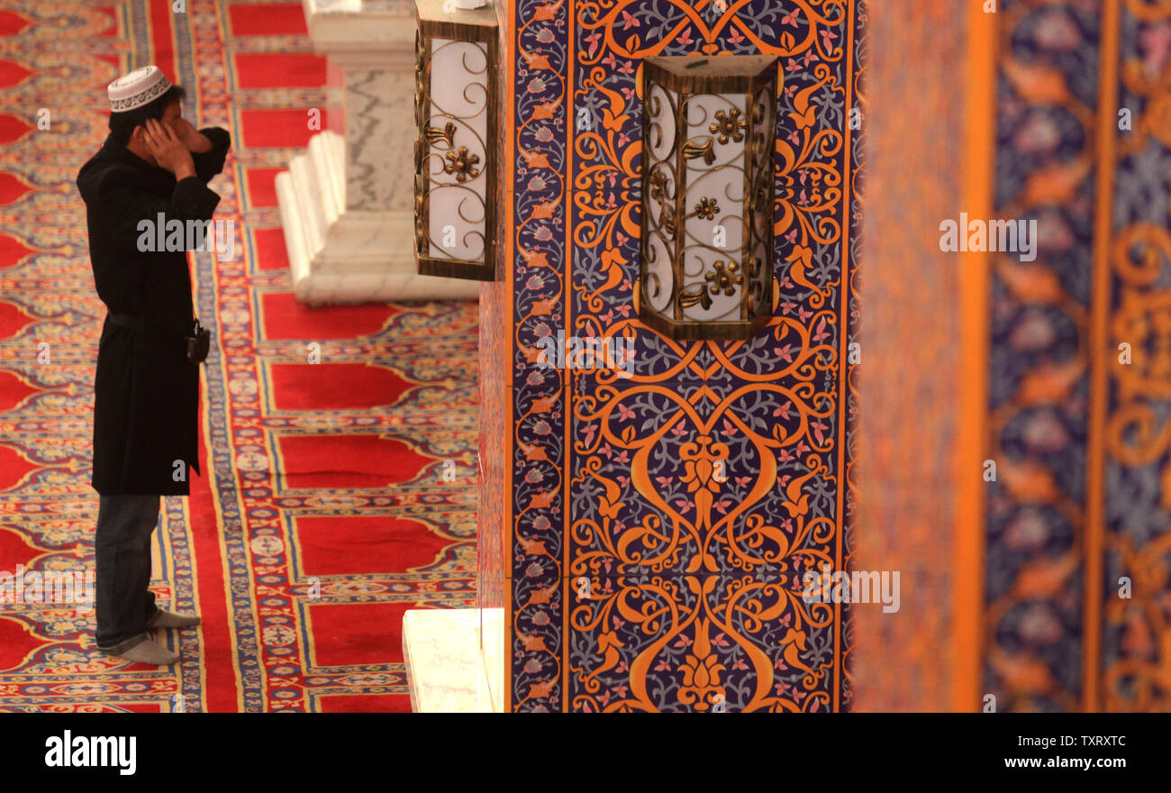 Han Chinese visit a mosque built for for one of China's ethnic ...