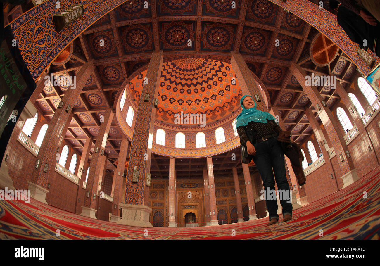 Han Chinese visit a mosque built for for one of China's ethnic ...
