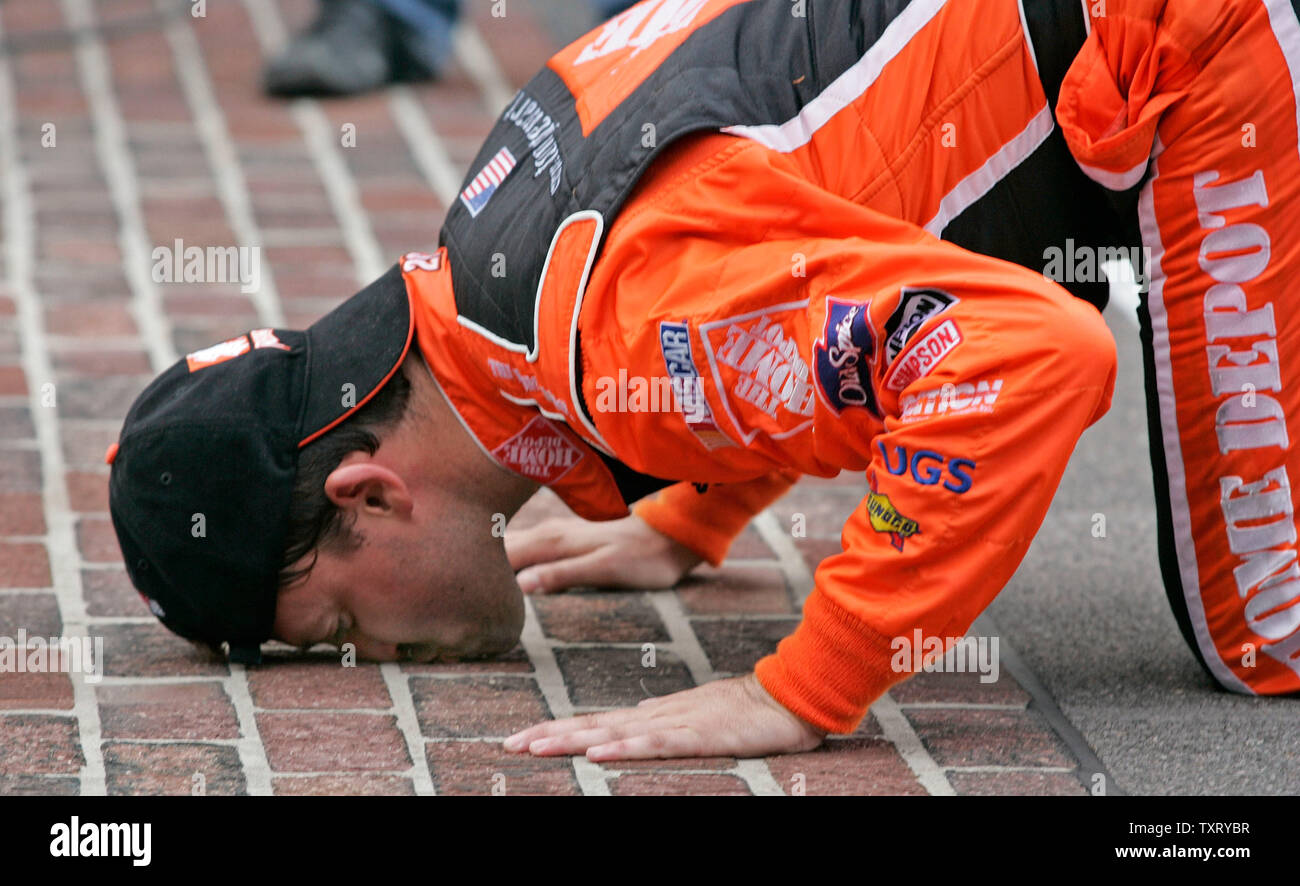 Tony Stewart kisses the yard of bricks after winning the Allstate 400 ...