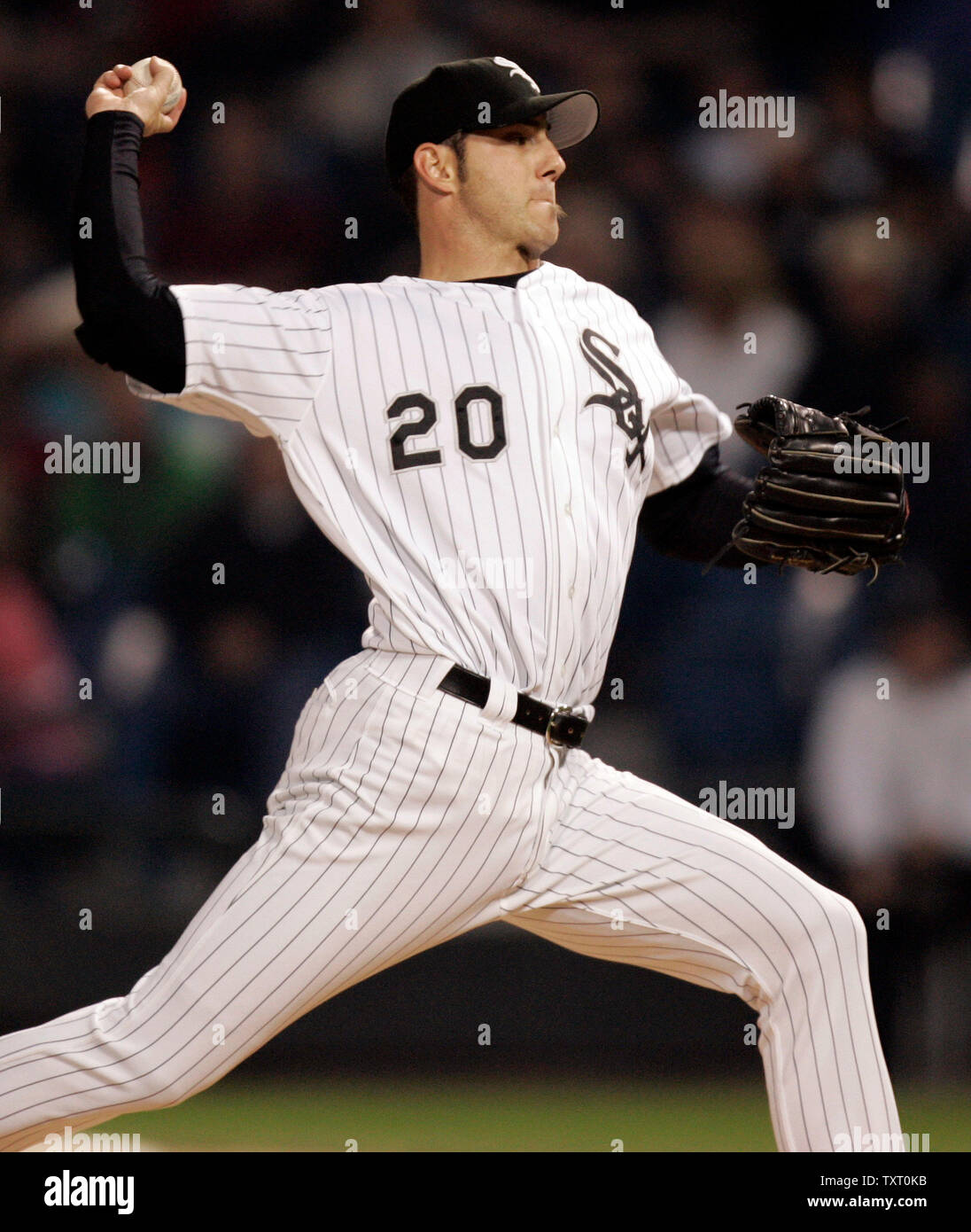 Chicago White Sox starting pitcher Jon Garland (20) throws against the ...