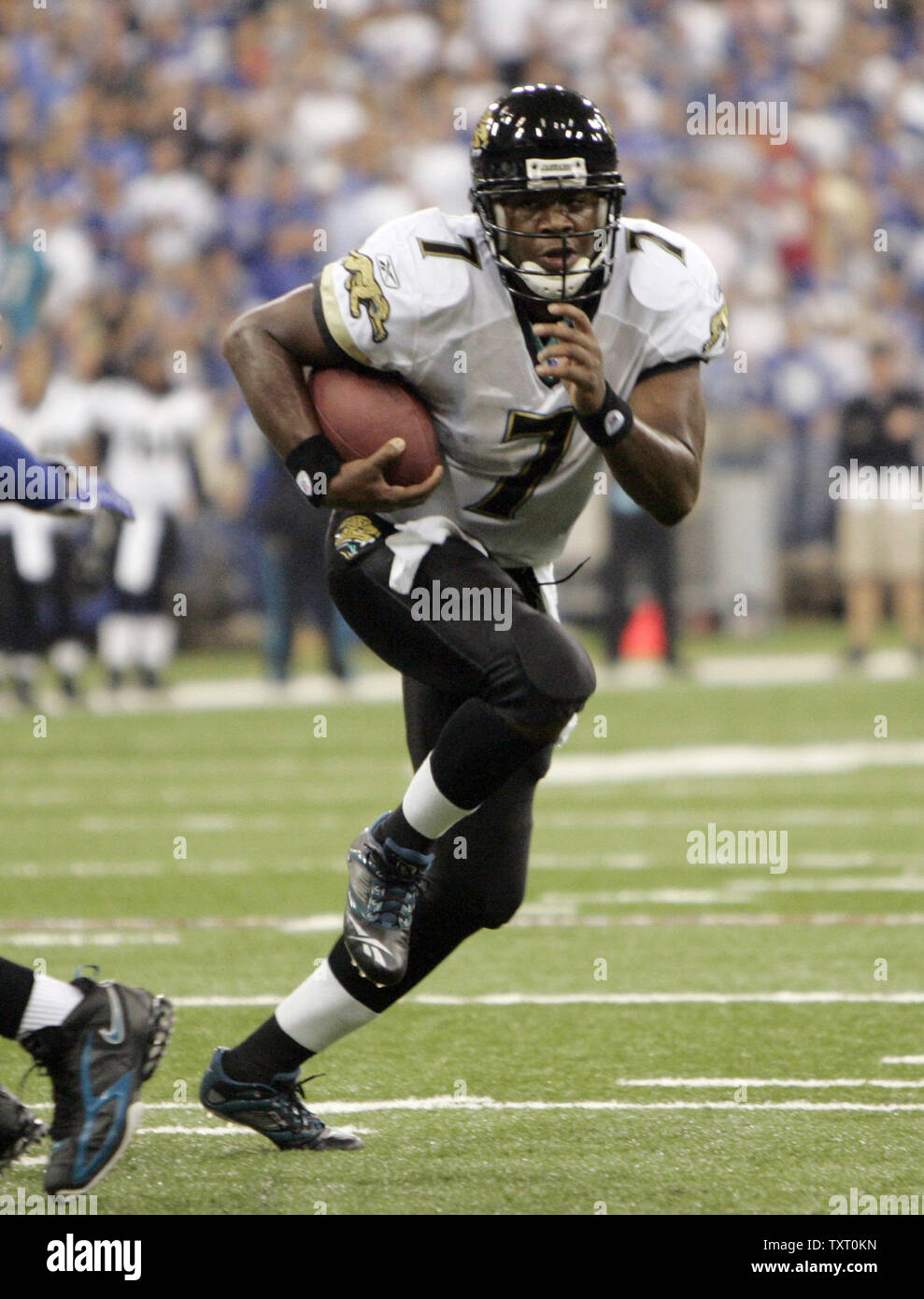 Jacksonville Jaguars quarterback Byron Leftwich (7) scrambles for a ...