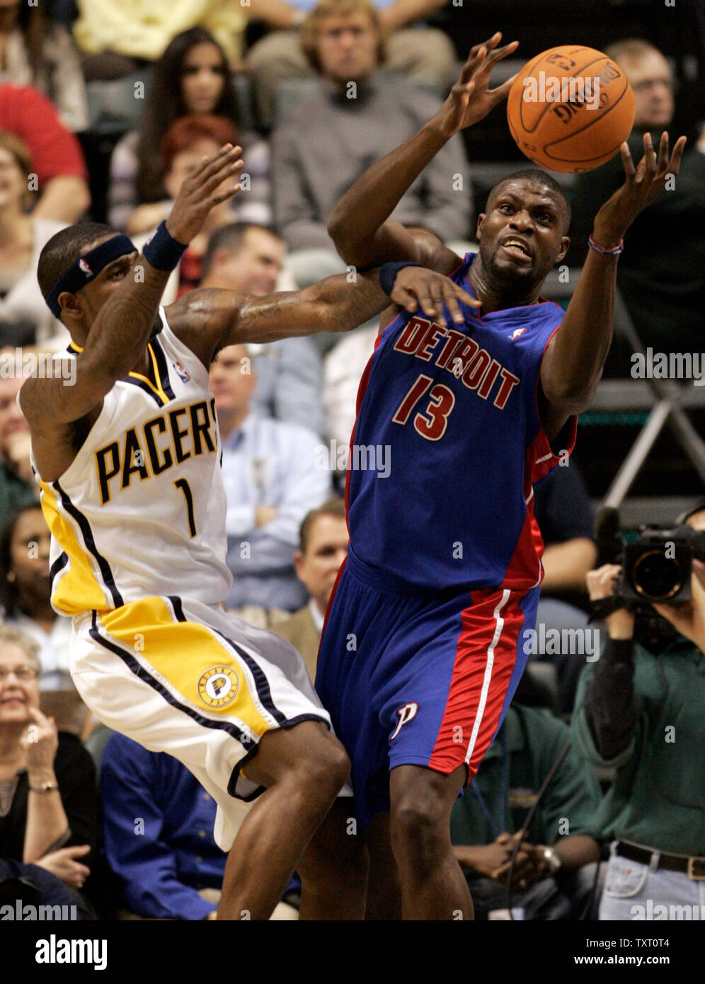 Detroit Pistons center Nazr Mohammed (13) and Indiana pacers guard ...
