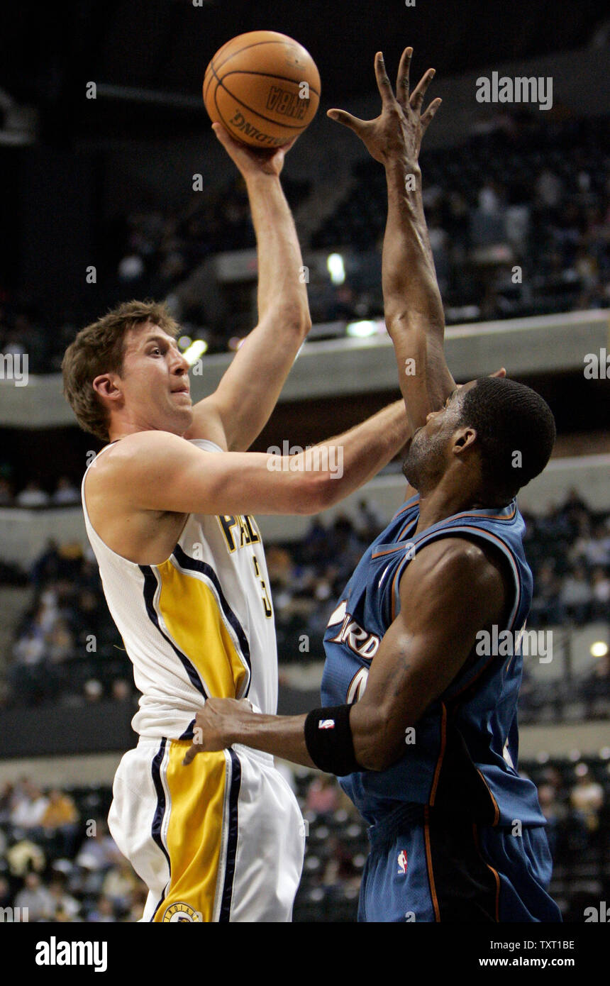 Kobe Bryant Dunks On Antawn Jamison