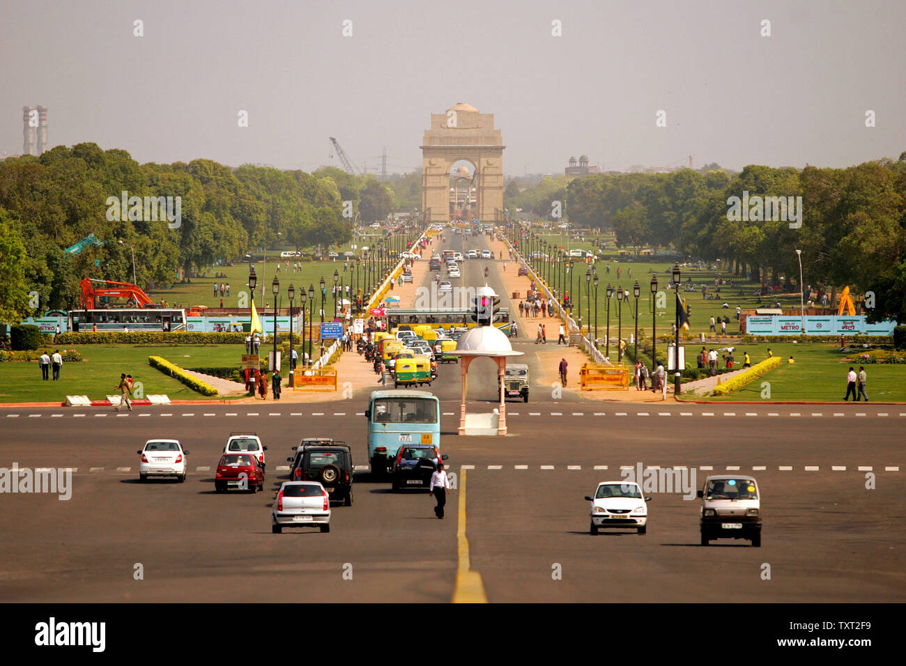 India gate is seen on center while traffic moves along a street in New ...