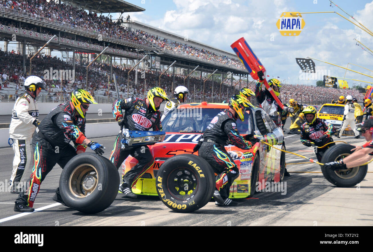 Jeff Gordon's crew changes his tires during a pit stop in the Allstate ...