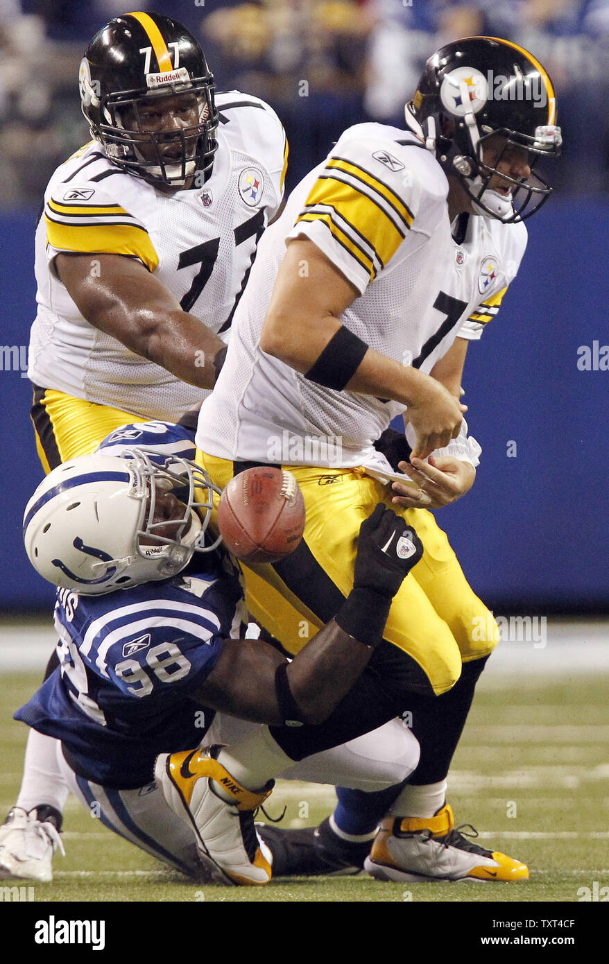 Indianapolis Colts defensive end Robert Mathis (98) sacks Pittsburgh ...