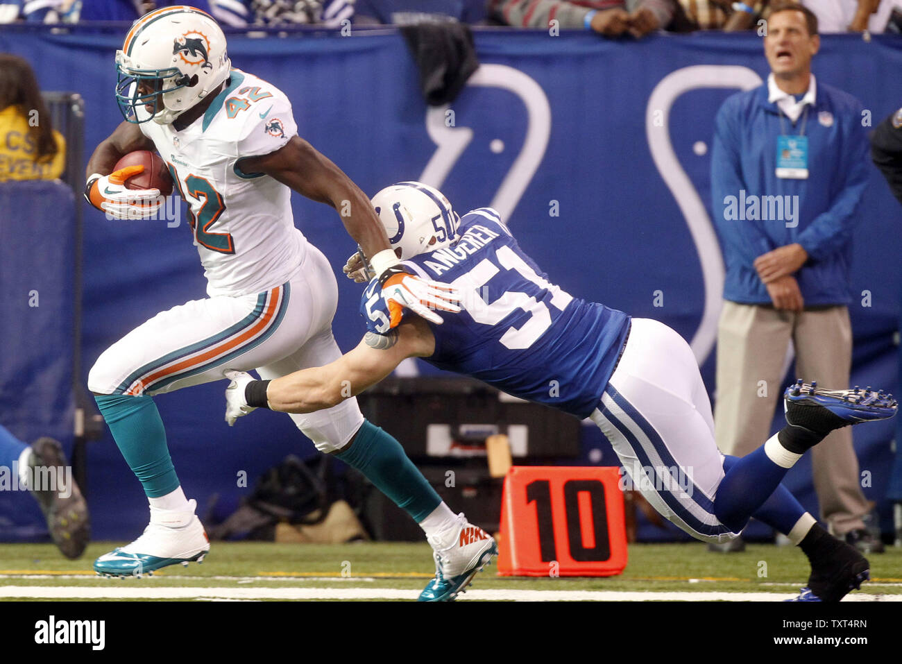 Indianapolis colts linebacker pat angerer hi-res stock photography and ...