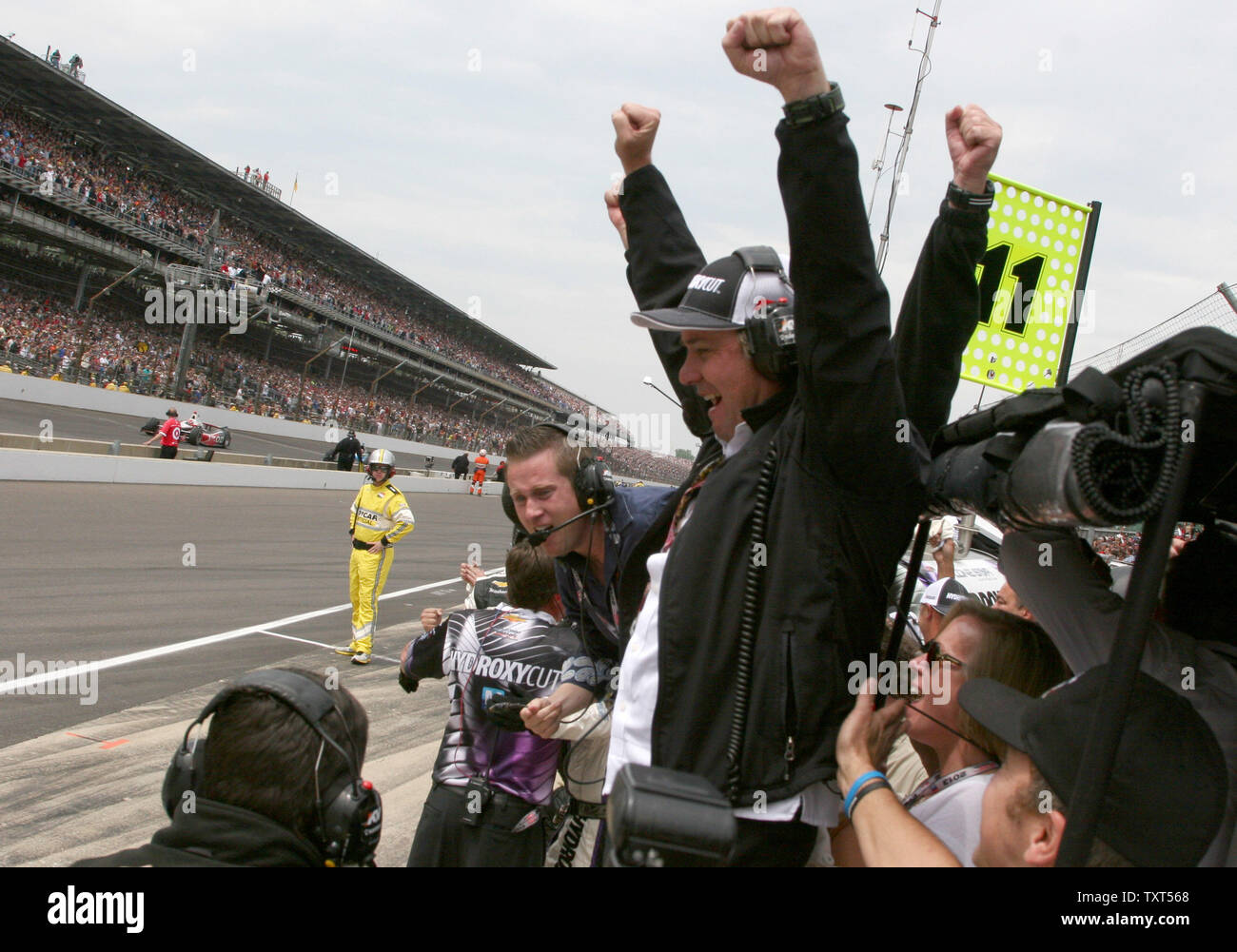 Tony Kanaan's pit crew and team owner Jimmy Vasser celebrate winning ...
