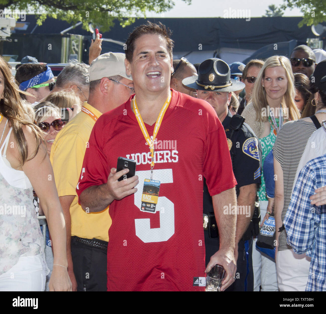 Dallas Mavericks owner Mark Cuban heads to the red carpet before the ...