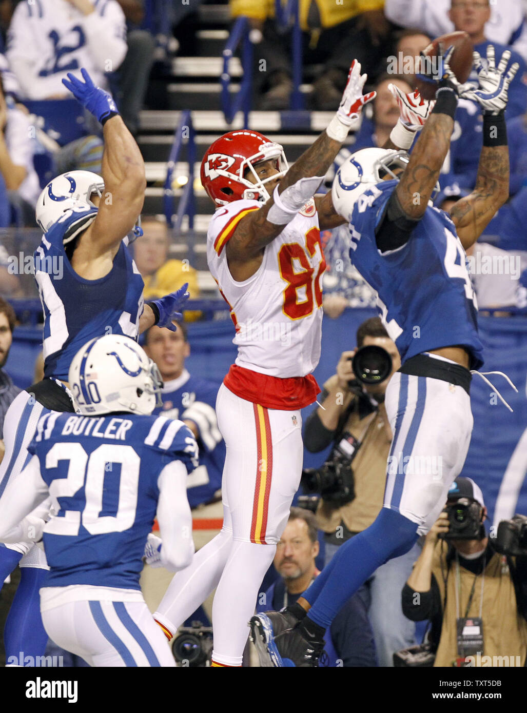 Hail mary pass hi-res stock photography and images - Alamy