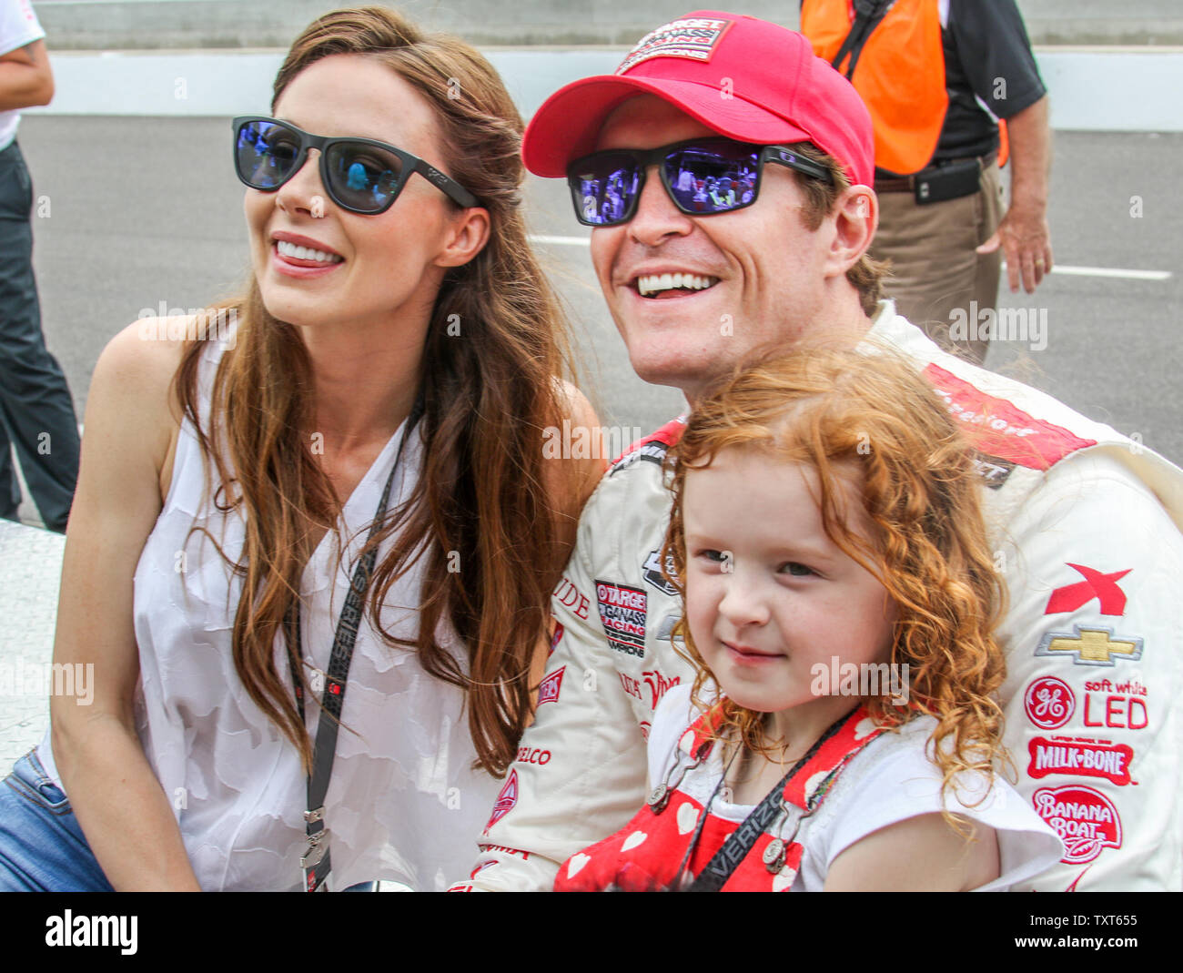 2008 Indy 500 winner Scott Dixon celebrates with his wife Emma and ...