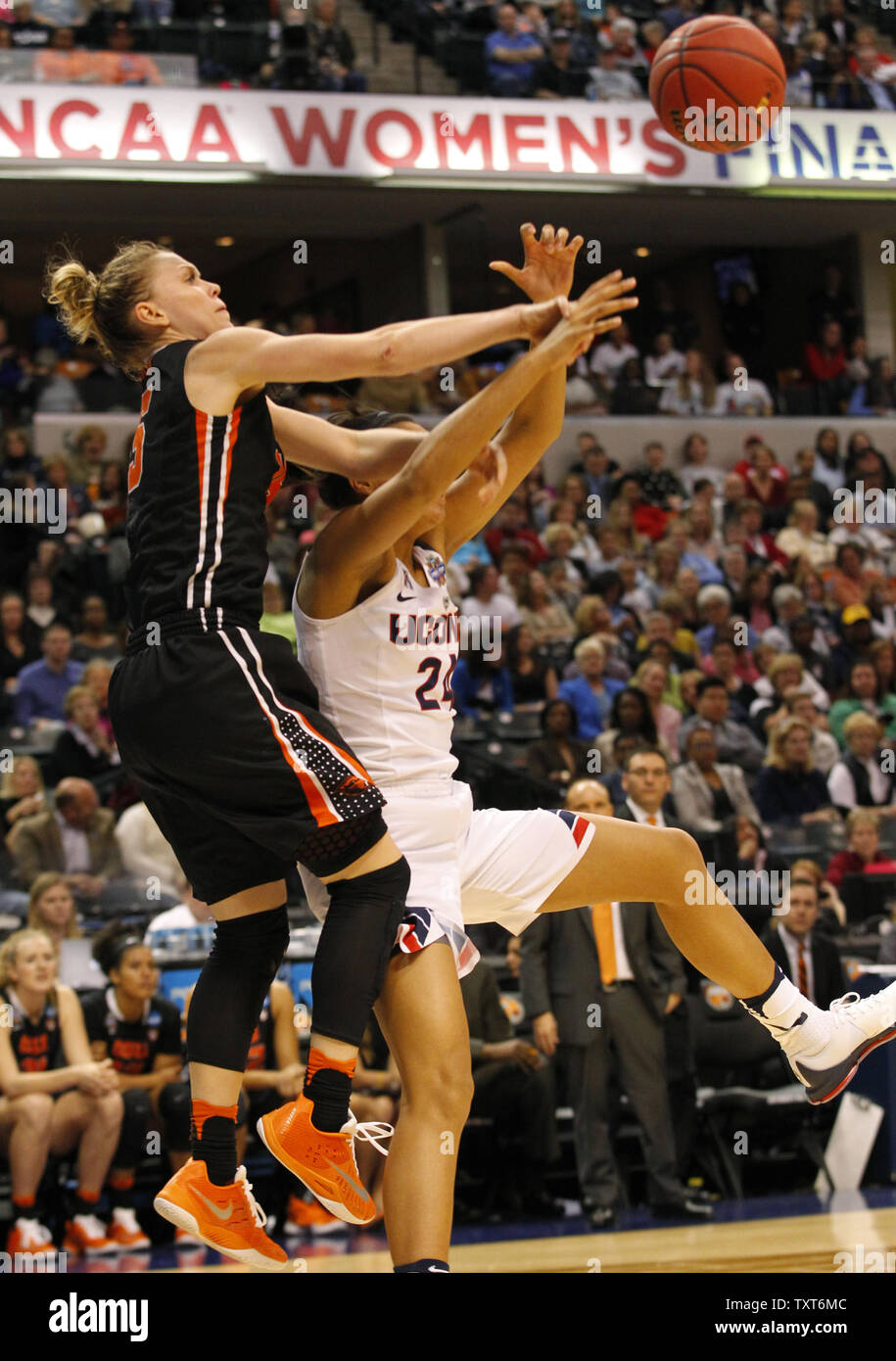 Oregon State's Jamie Weisner (15) fights for the rebound with UConn ...
