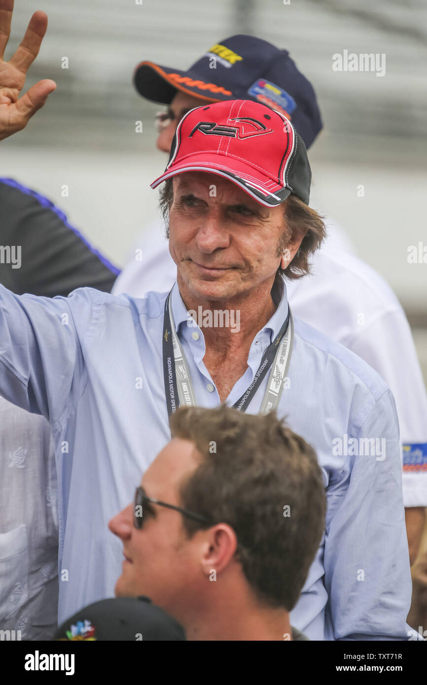 Emerson Fittipaldi waves to fans on Legends Day for the 100th running ...