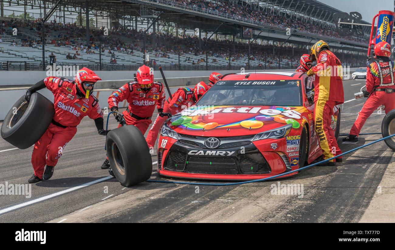 Kyle Busch's crew makes quick work of his first pit stop as he lead the ...