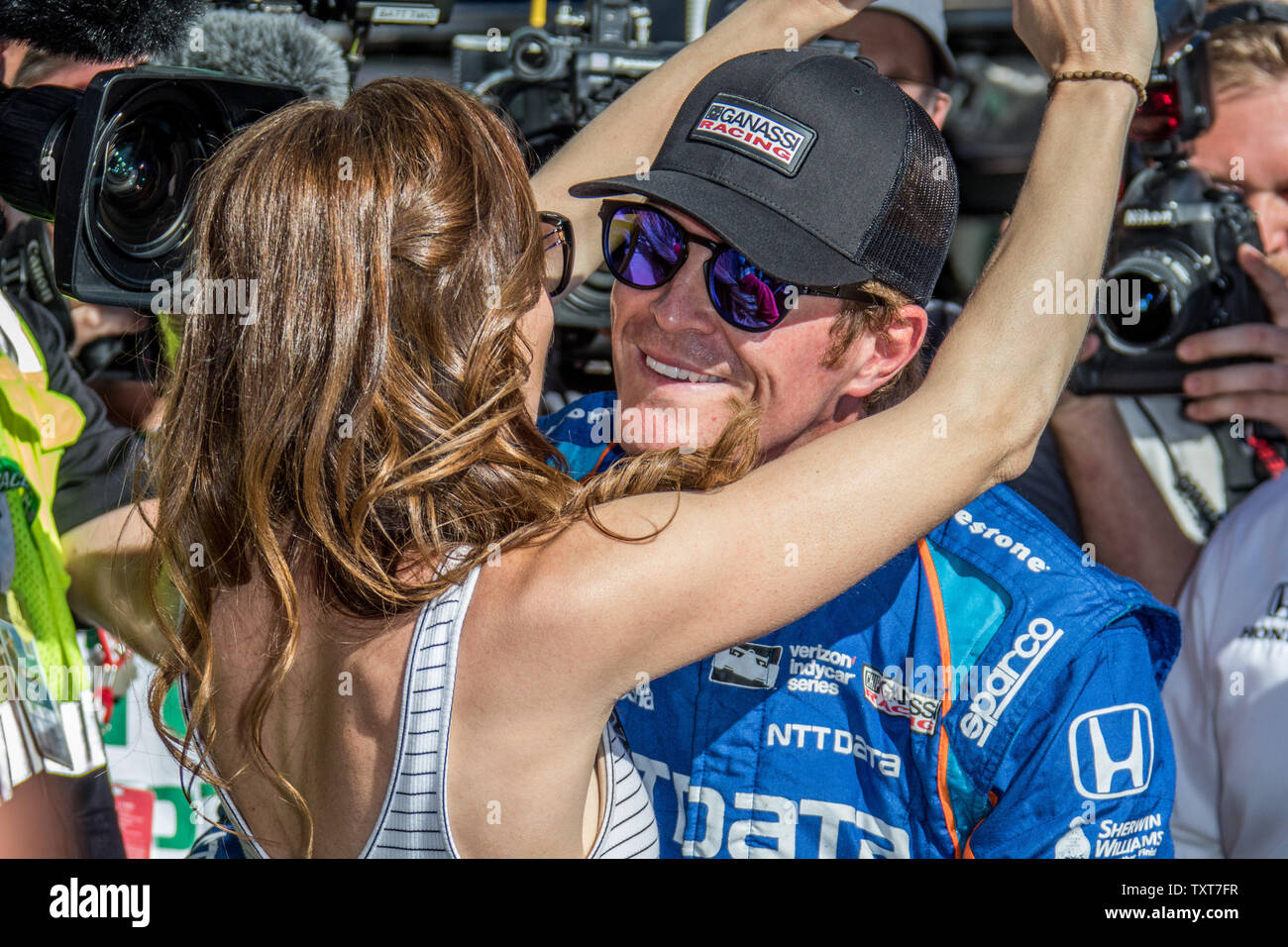 Scott Dixon celebrates with his wife Emma after winning the Pole for ...