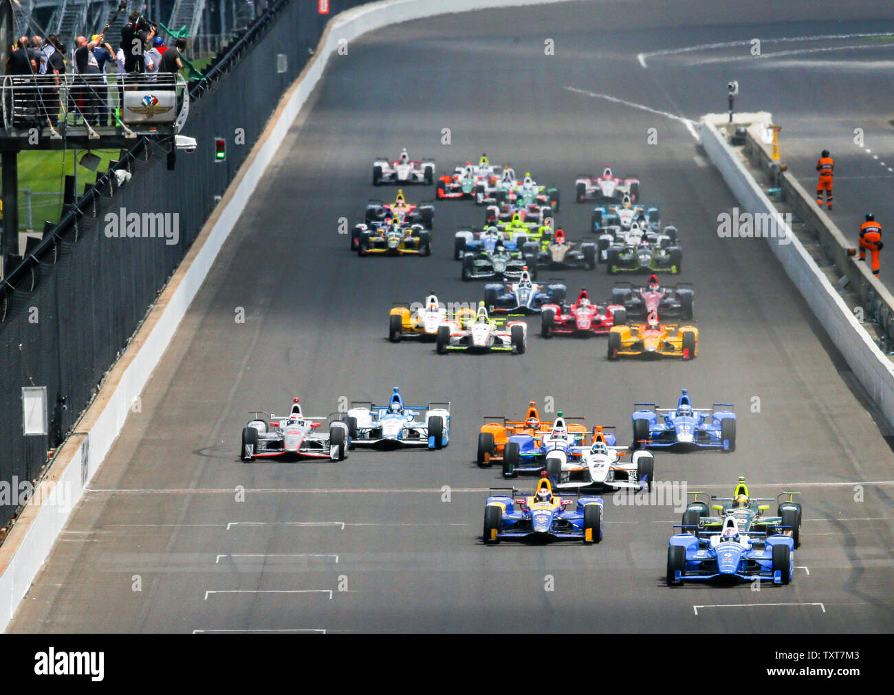 Scott Dixon leads the field under the green flag to start the 2017 ...