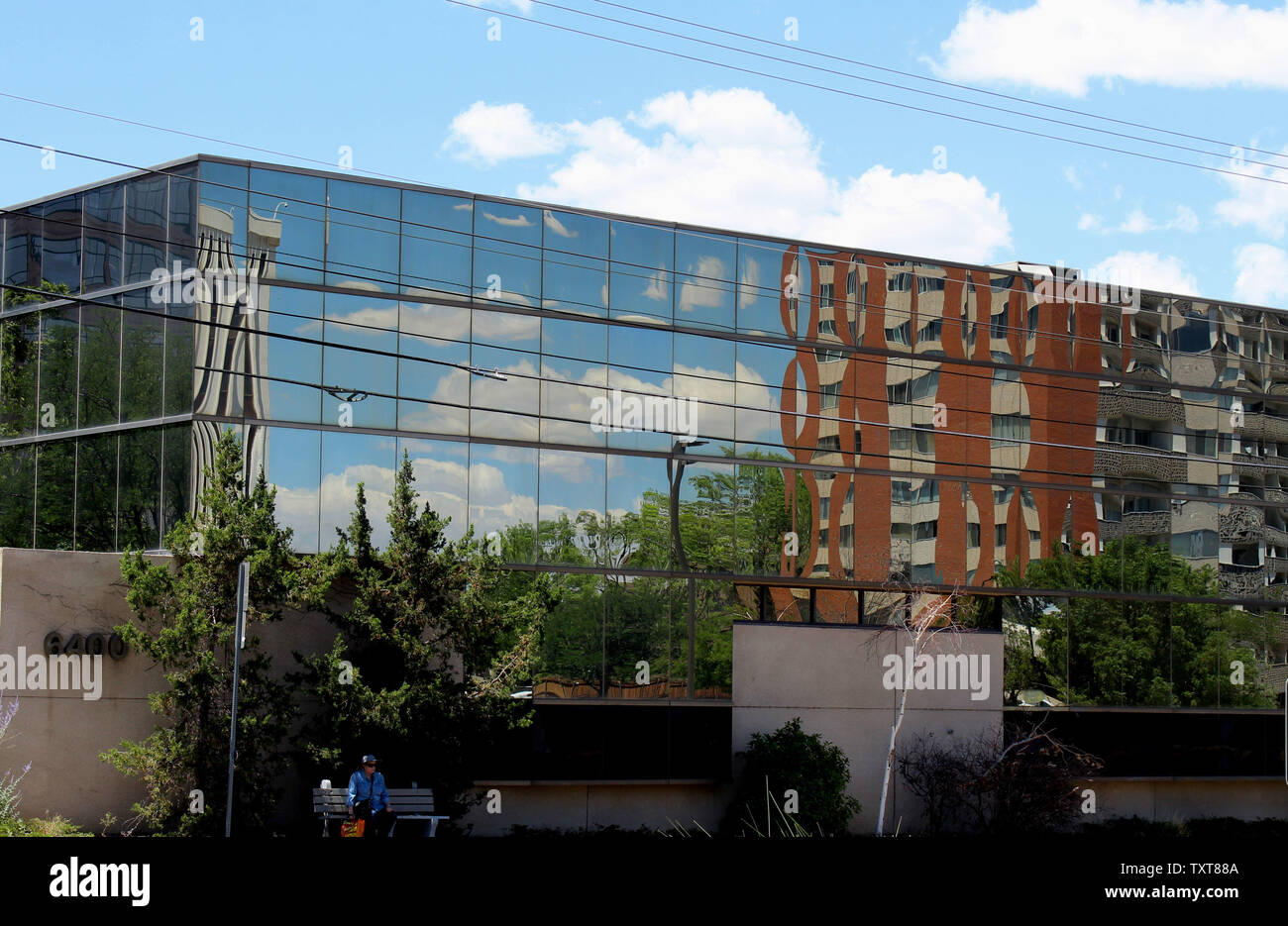Reflections in bus windows hi-res stock photography and images - Alamy