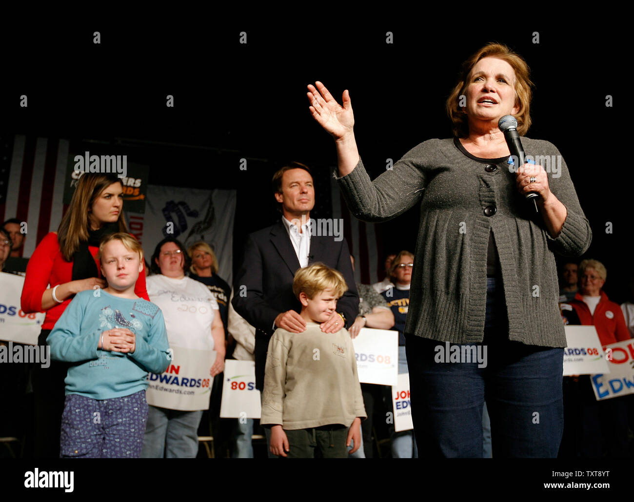 Elizabeth Edwards (R) addresses supports for her husband Democratic ...