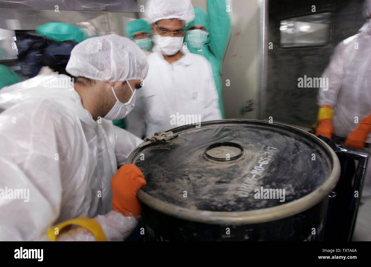 Yellow cake uranium hi-res stock photography and images - Alamy