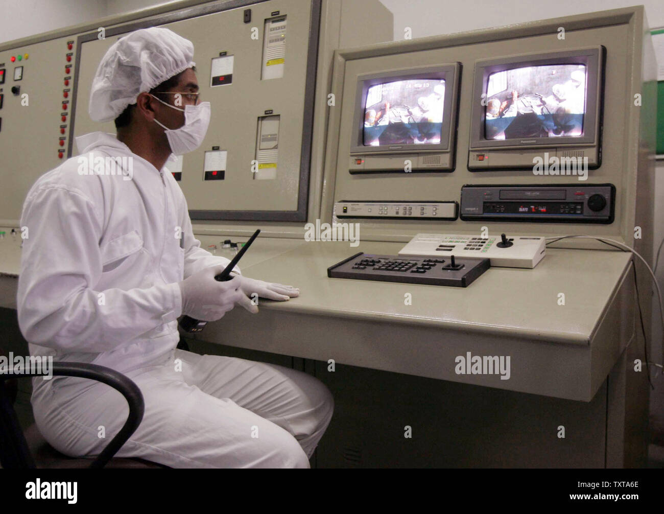 Uranium yellow cake hi-res stock photography and images - Alamy